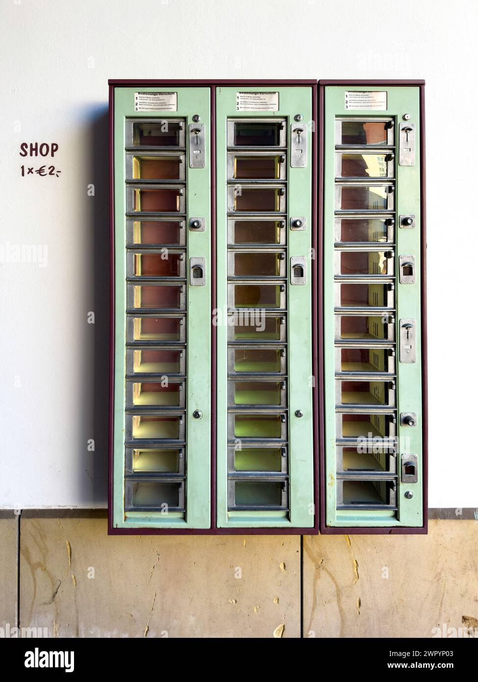 Empty vending machine hi-res stock photography and images - Alamy