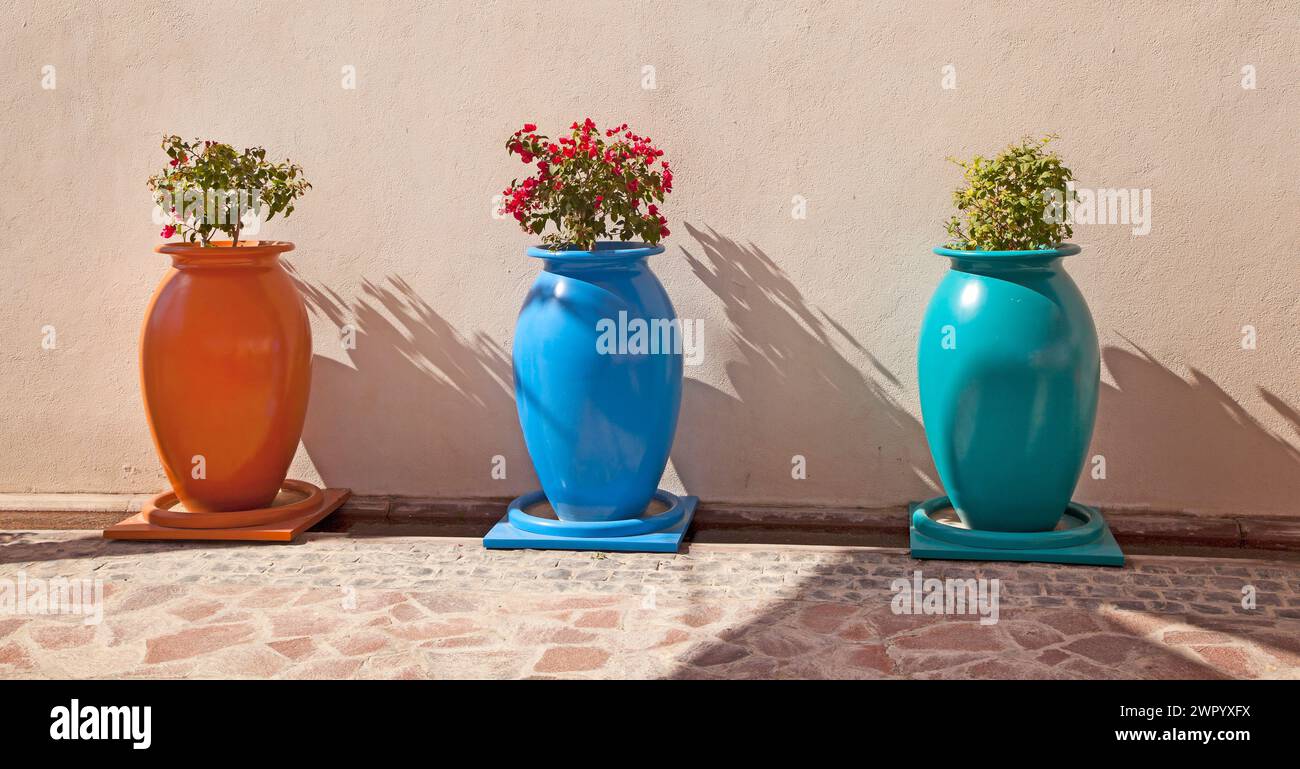 Coloured vases hi-res stock photography and images - Alamy