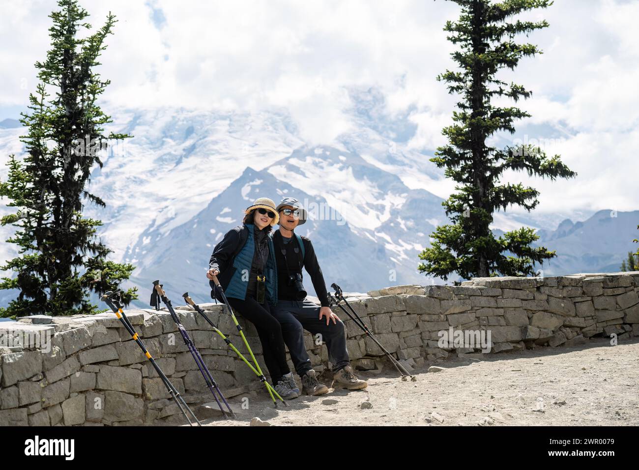 Couple posing for photos at Glacier Overlook. Sunrise Trail. Mount ...
