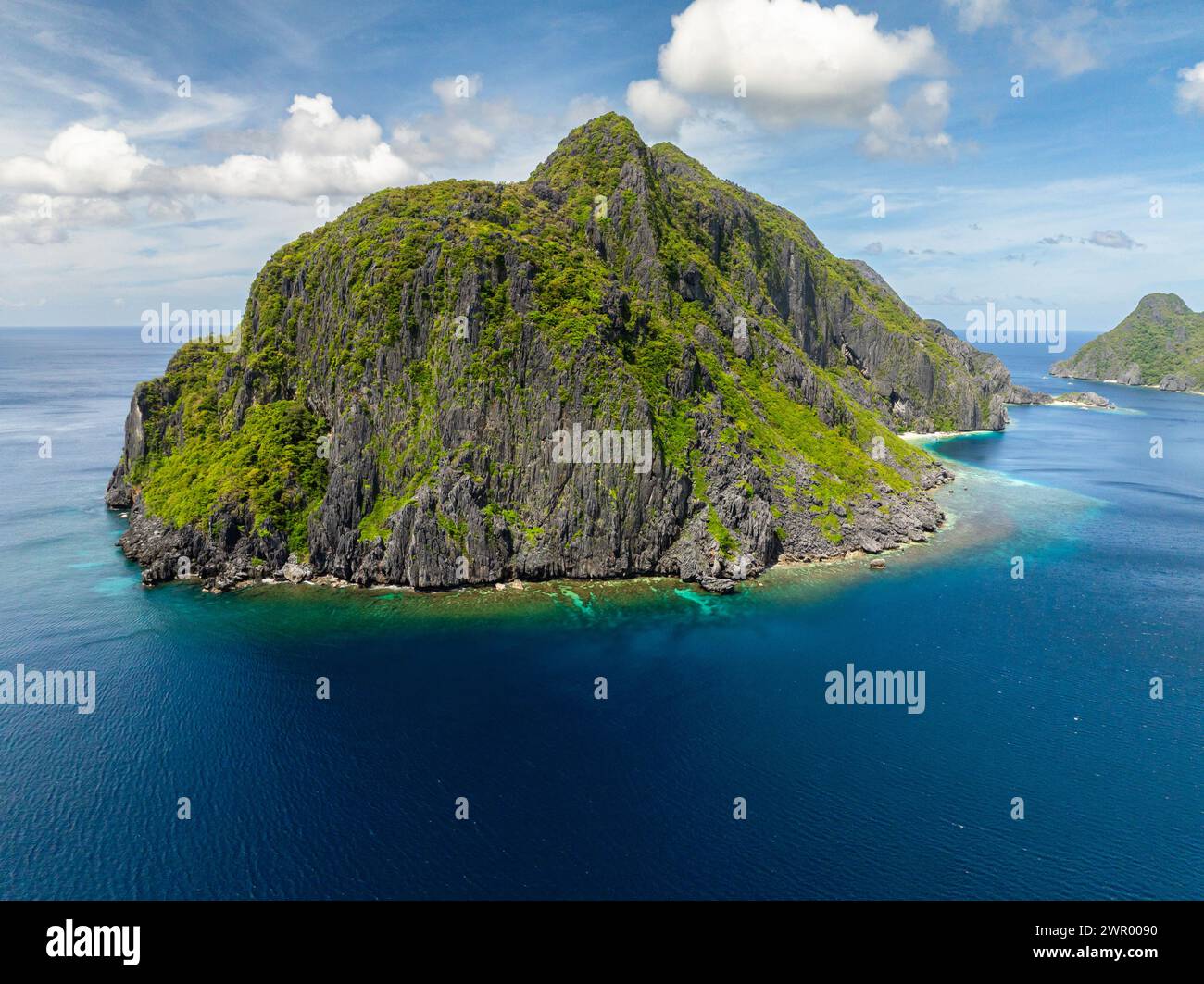 Blue sea in Tapiutan Island. Blue sky clouds. El Nido, Philippines ...
