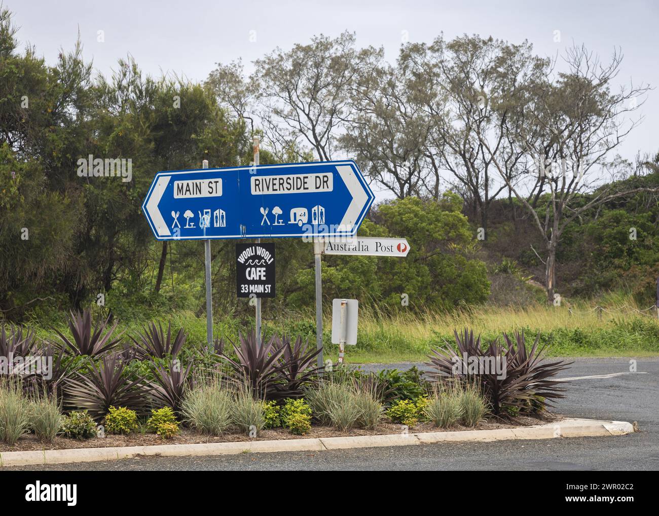 road signs at split street in wooli nsw australia Stock Photo - Alamy