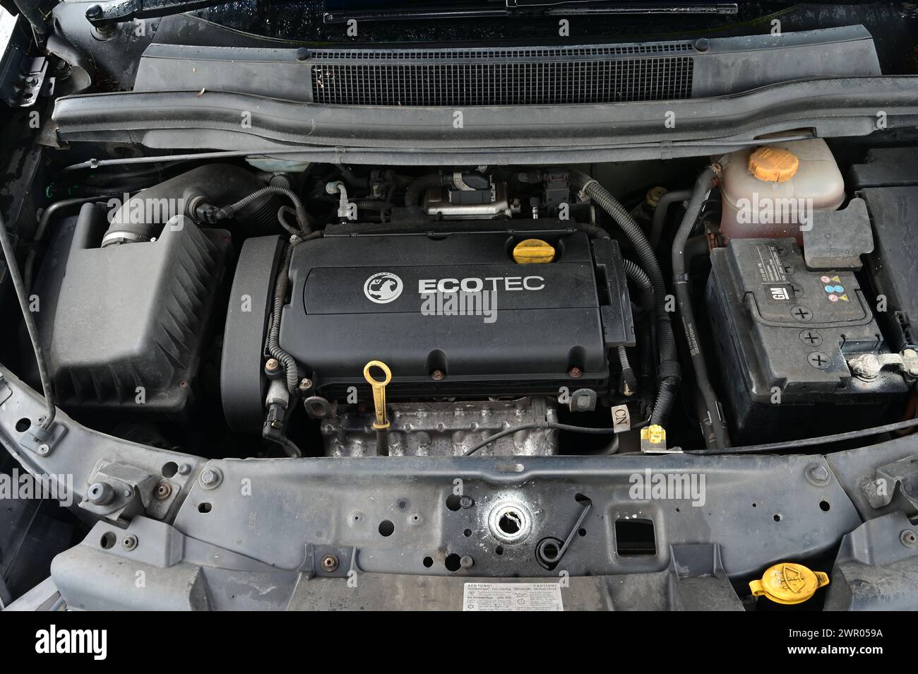 A l.8 litre four cylinder Vauxhall Ecotec petrol engine Stock Photo - Alamy