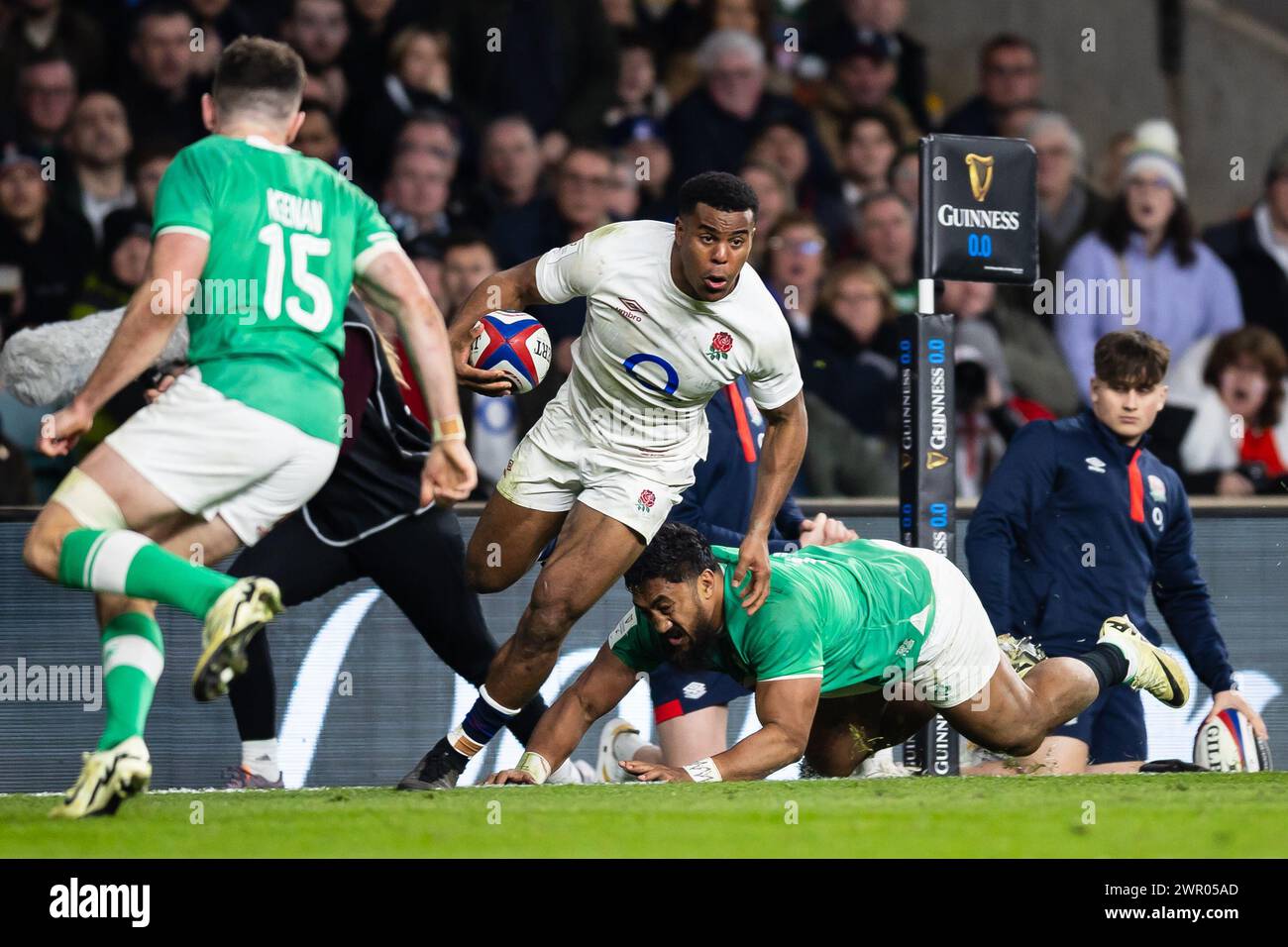 Immanuel Feyi-Waboso of England evades the tackle of Bundee Aki of ...