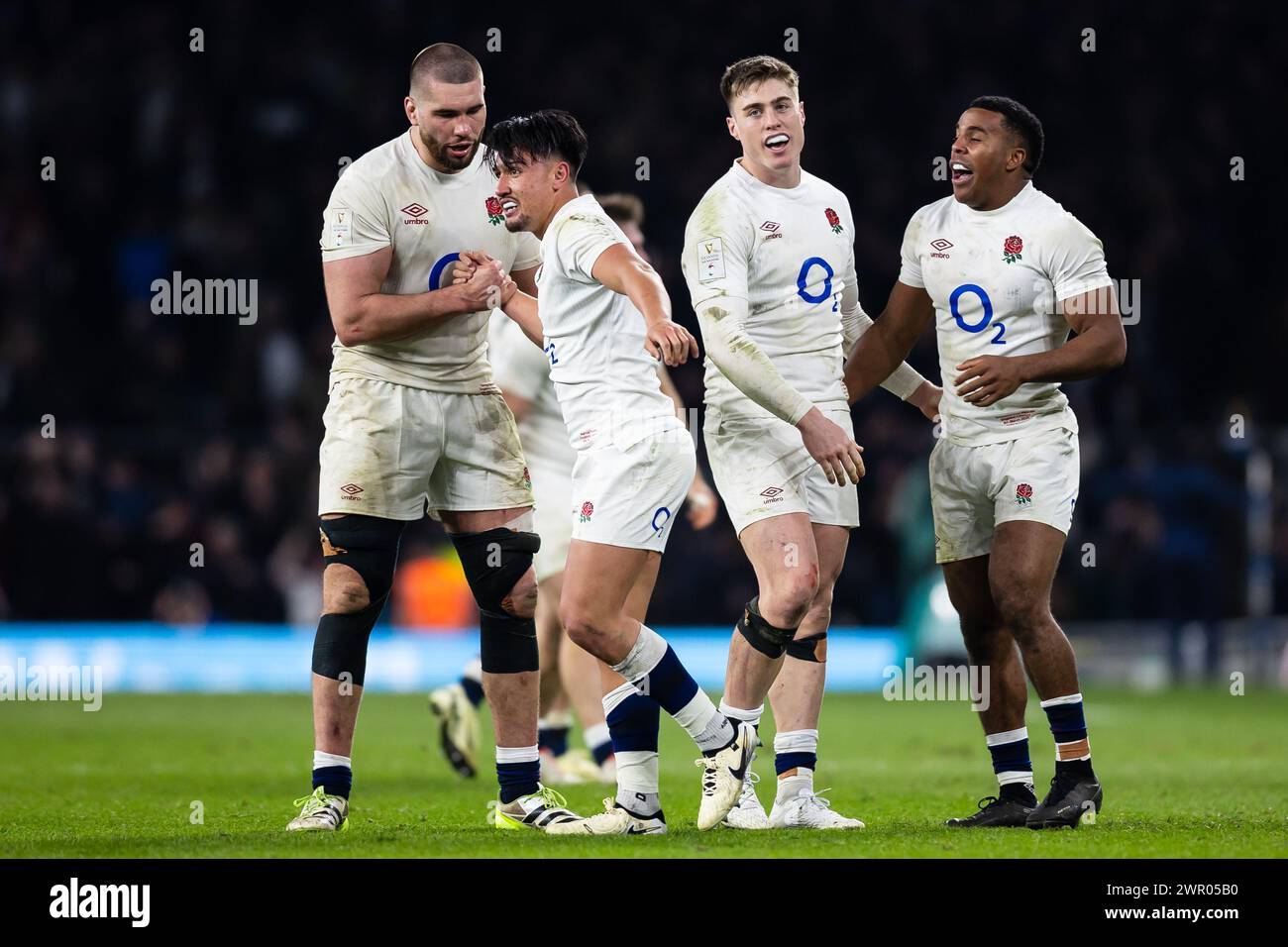 Marcus Smith of England celebrates the winning top goal with teams ...