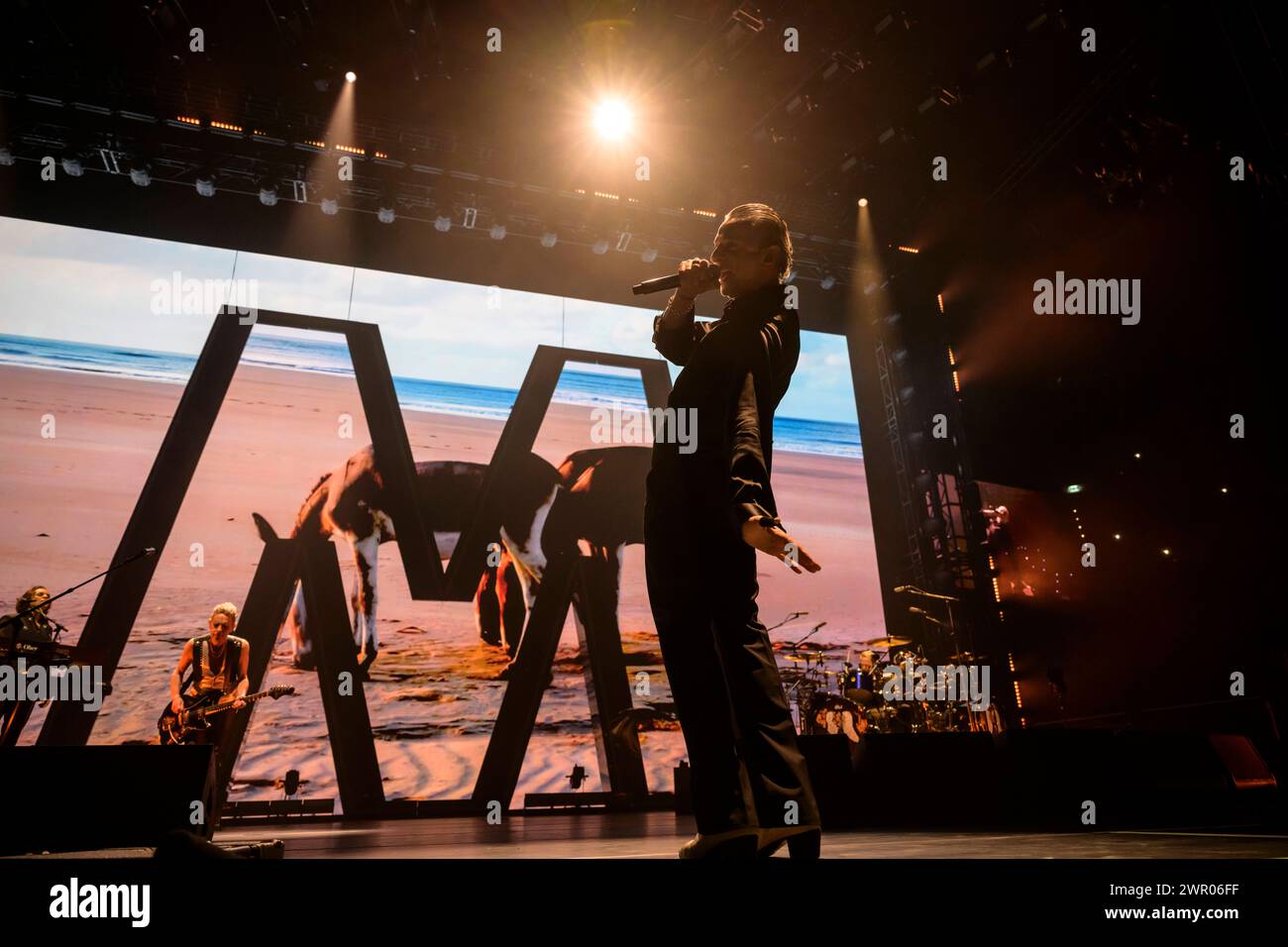 Depeche Mode - Memento Mori World Tour 2024 - live in der Olympiahalle ...