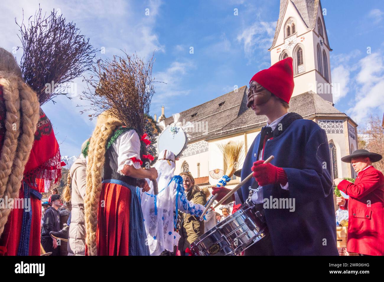 Imst: Imster Schemenlaufen (carnival), church Imst in background ...