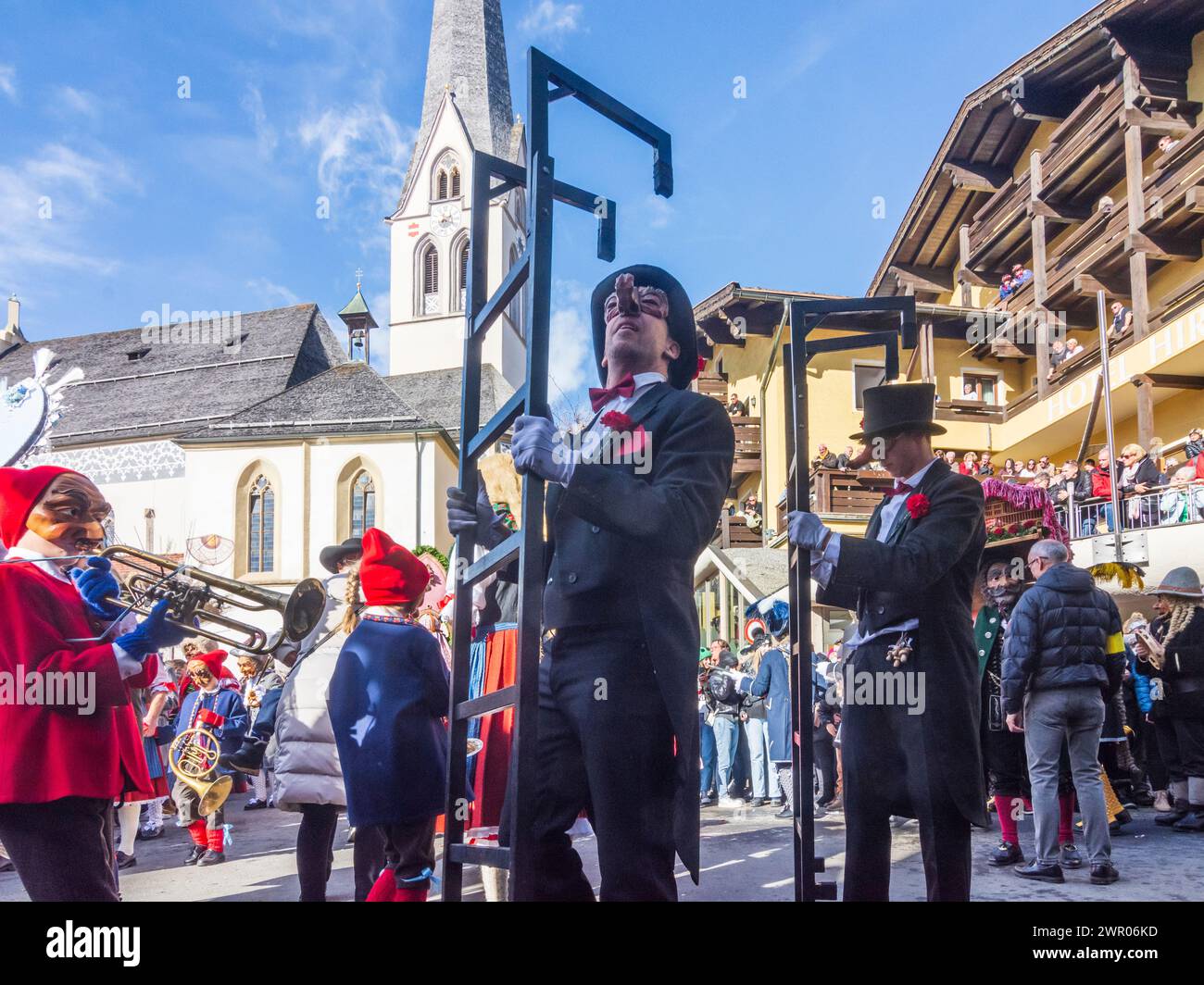 Imst: Imster Schemenlaufen (carnival), church Imst in background ...