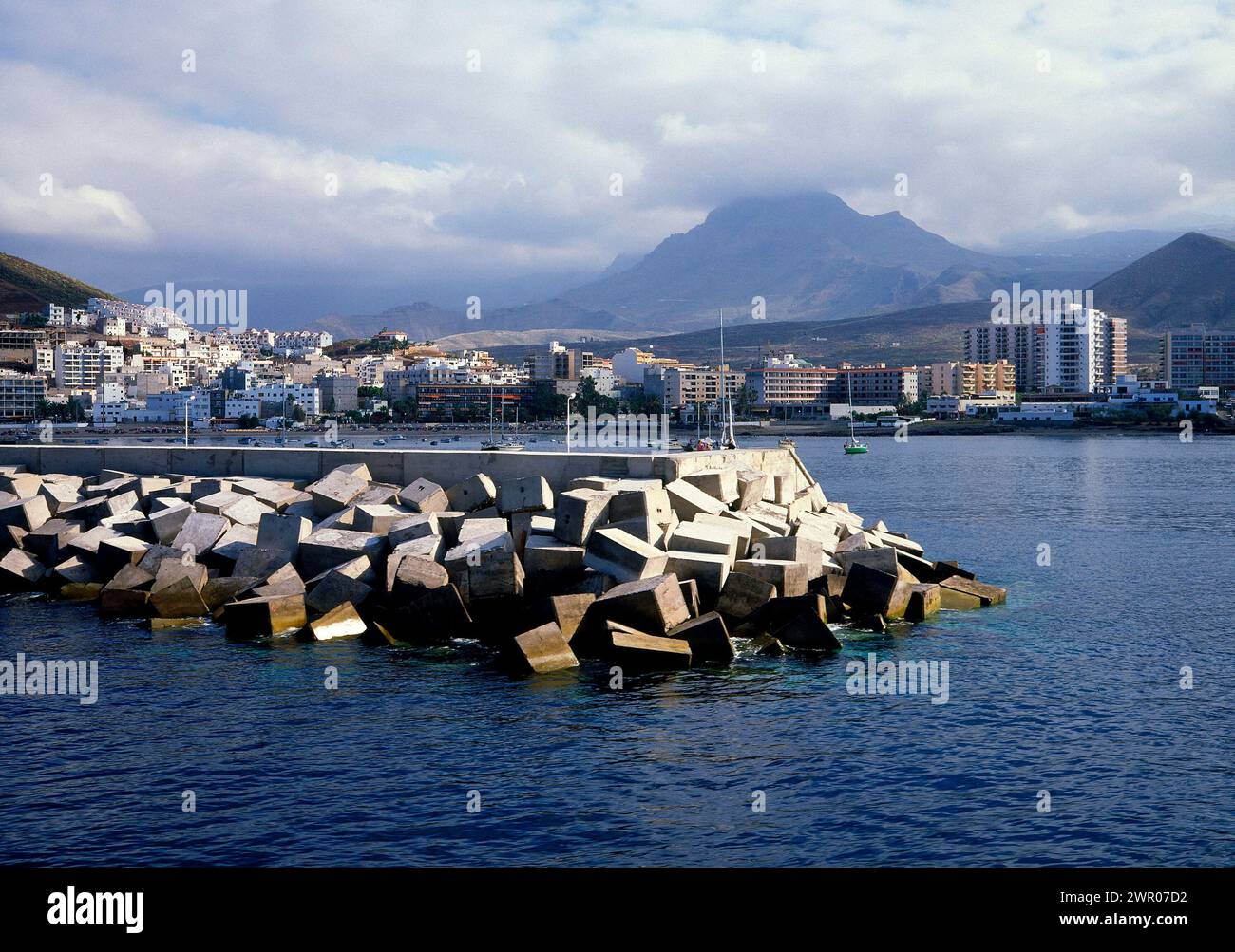 VISTA DEL PUERTO (ROMPEOLAS) - FOTO AÑOS 80. Location: CRISTIANOS, LOS ...