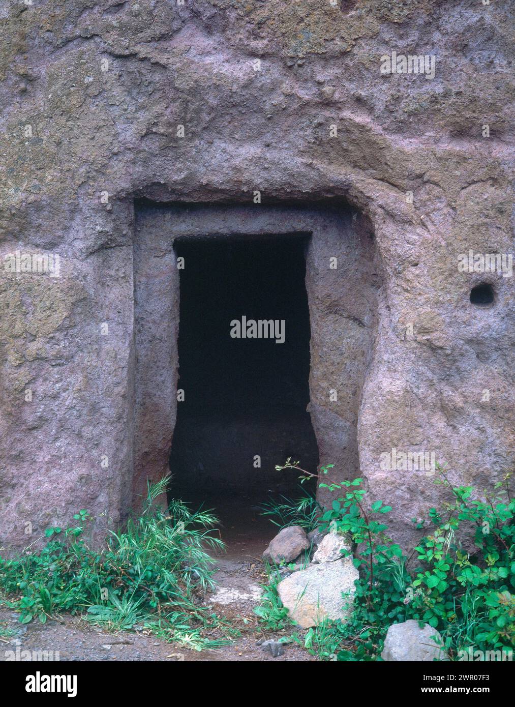 ENTRADA DE UNA CUEVA EN LA ROCA. Location: MONTES DE LAS MERCEDES. ISLA ...