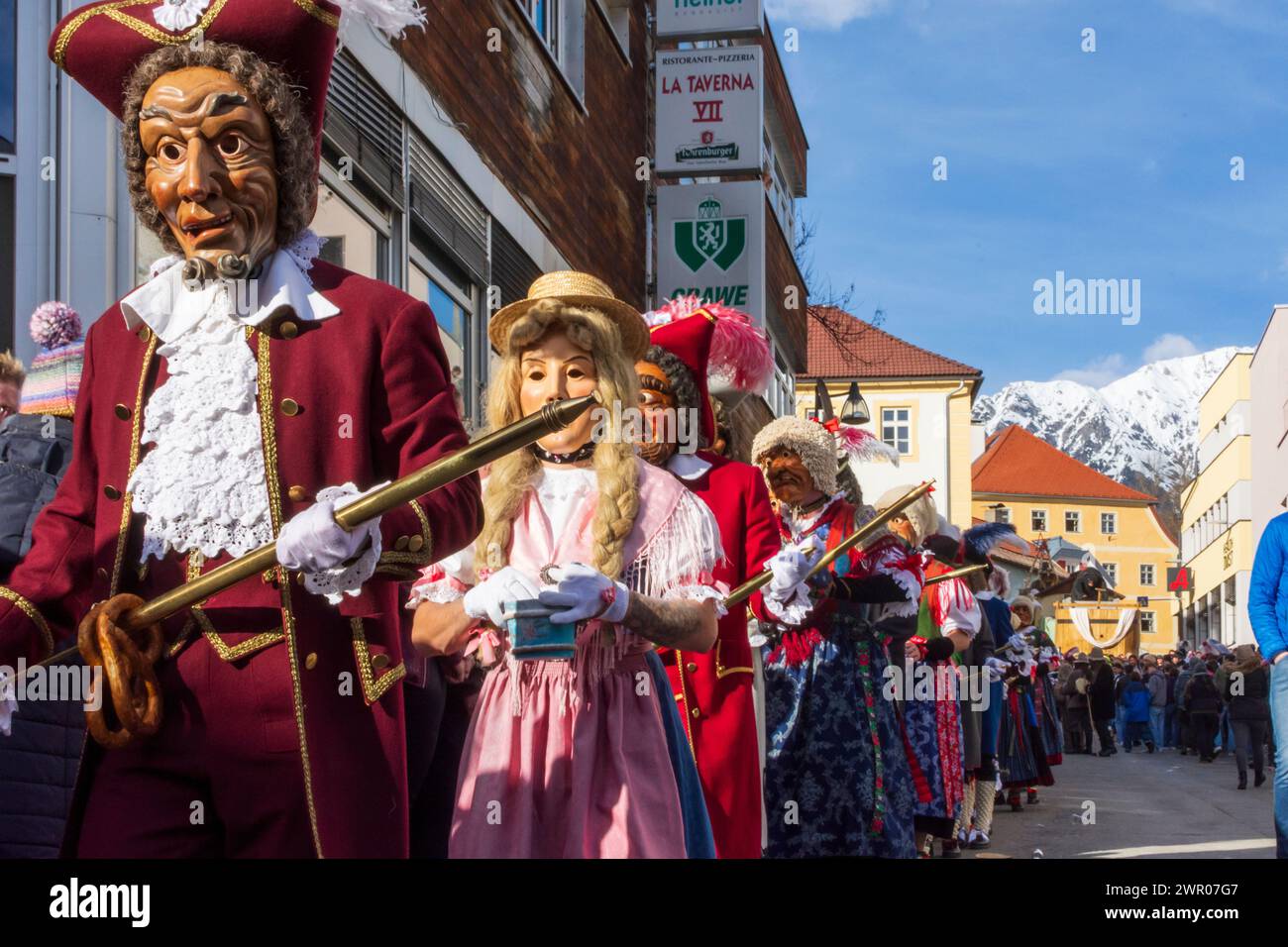 Imst: Imster Schemenlaufen (carnival), parade orderly Spritzer in Imst ...