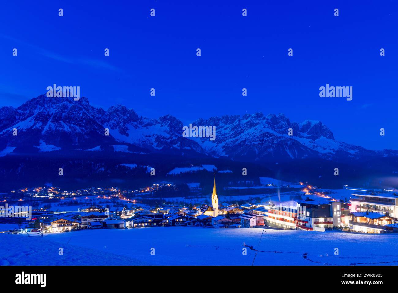 Ellmau: village Ellmau with church, Wilder Kaiser mountain range, snow ...