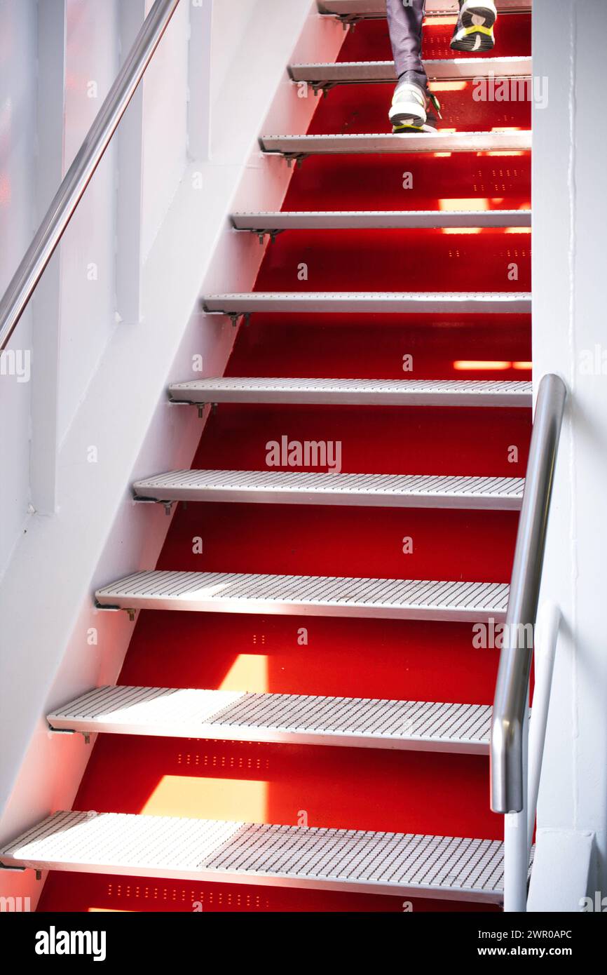 Person geht eine Treppe hoch *** Person walks up a flight of stairs Stock Photo - Alamy