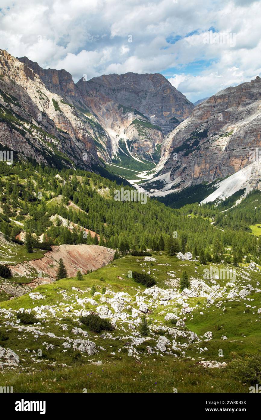 Valley Val Travenanzes and path way rock face in Tofane gruppe, Alps ...