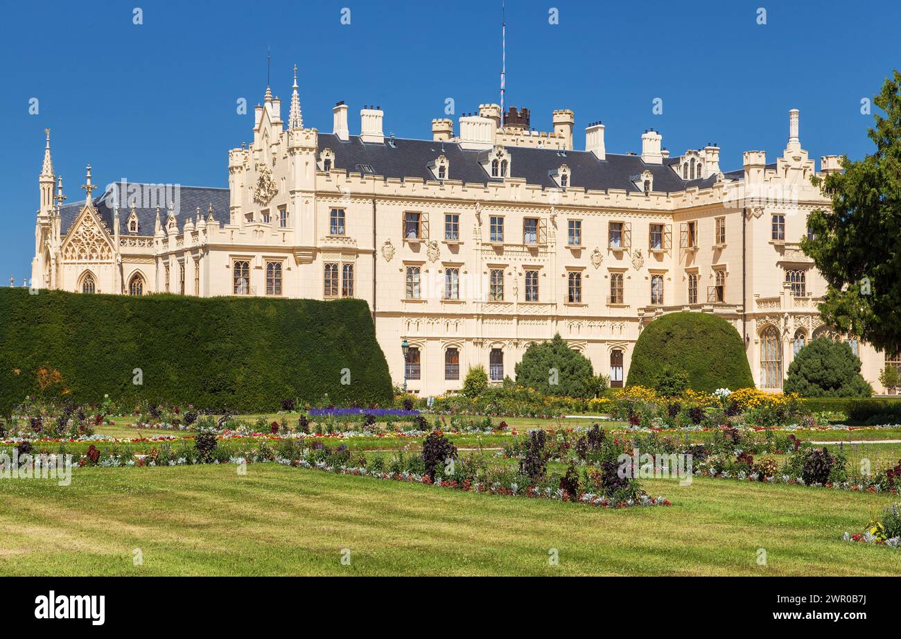 Tudor gothic architecture hi-res stock photography and images - Alamy