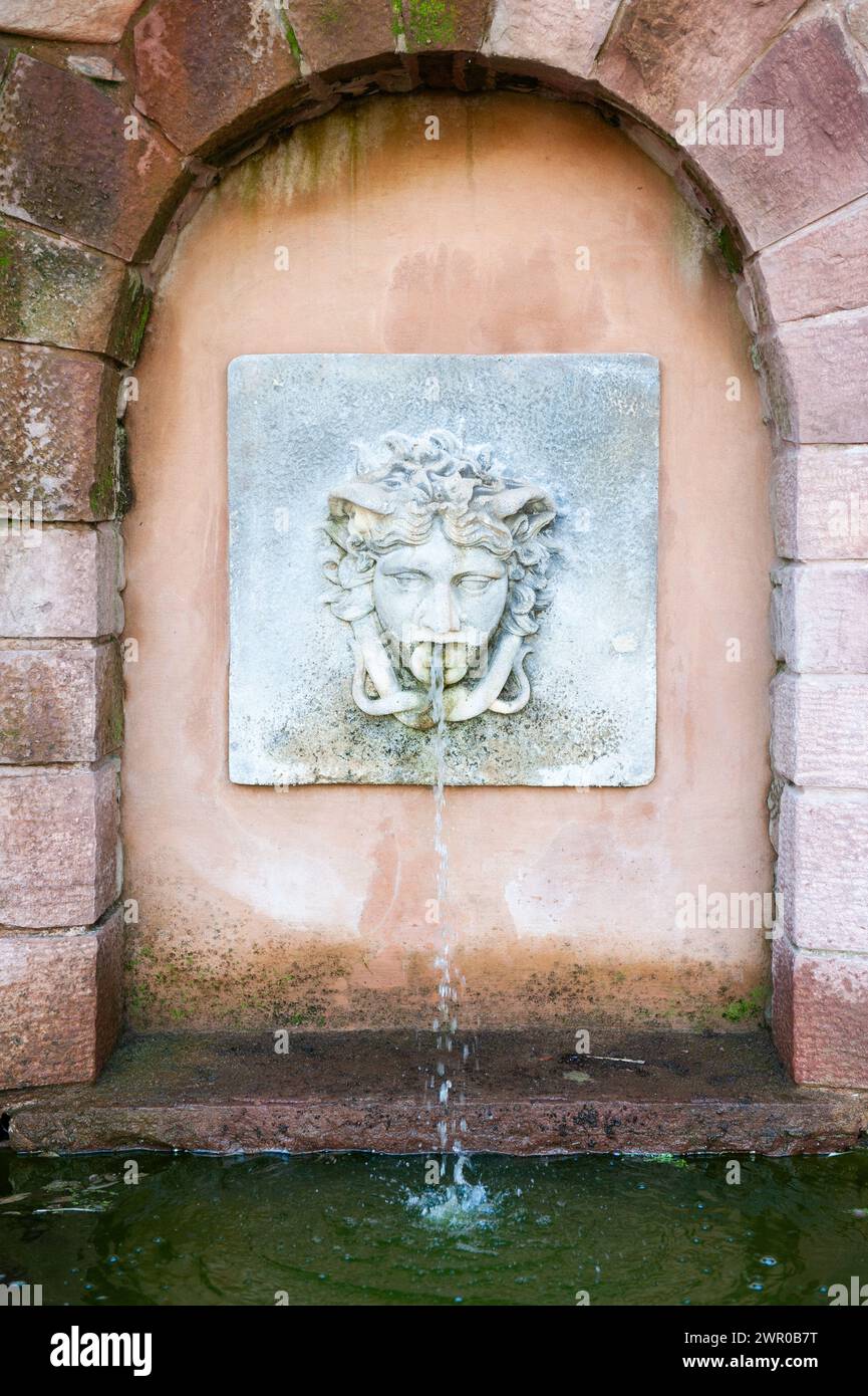 Garden wall water feature hi-res stock photography and images - Alamy