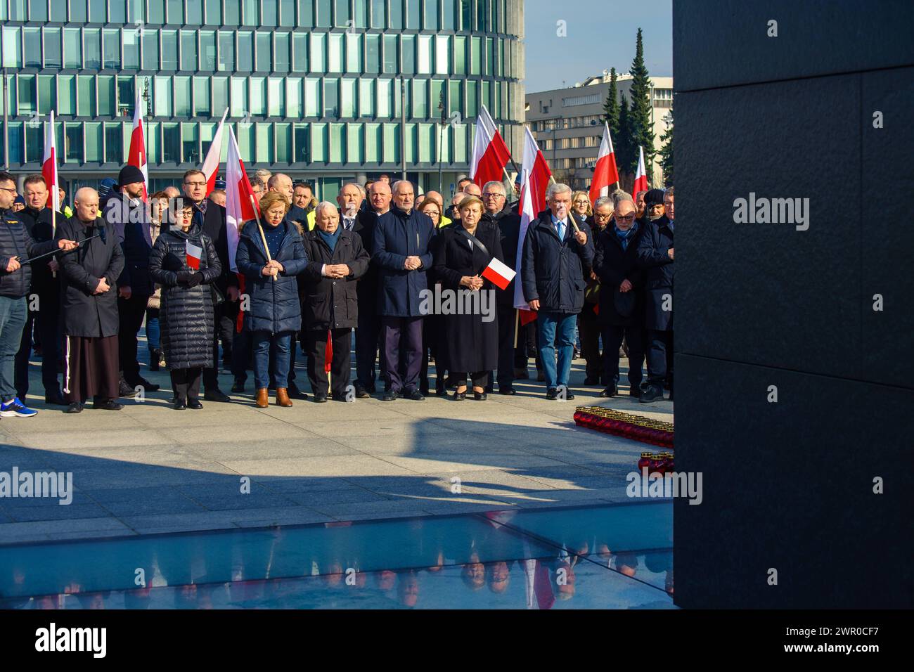 Jaroslaw Kaczynski with his entourage in front of the Smolensk Stairs ...