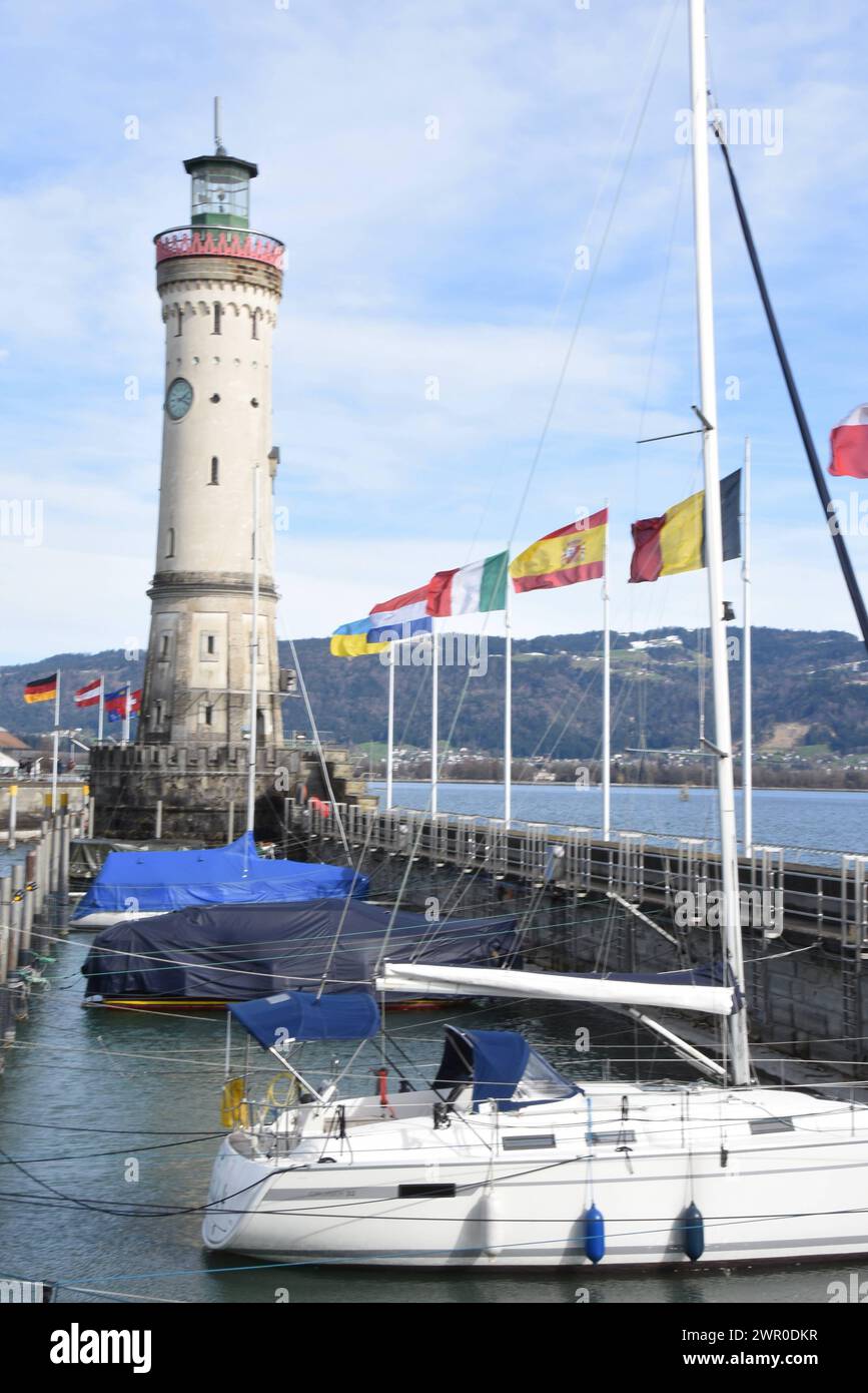 Leuchtturm Internationale Fahnen Lindau Bodensee 09.03.2024 Hafen ...