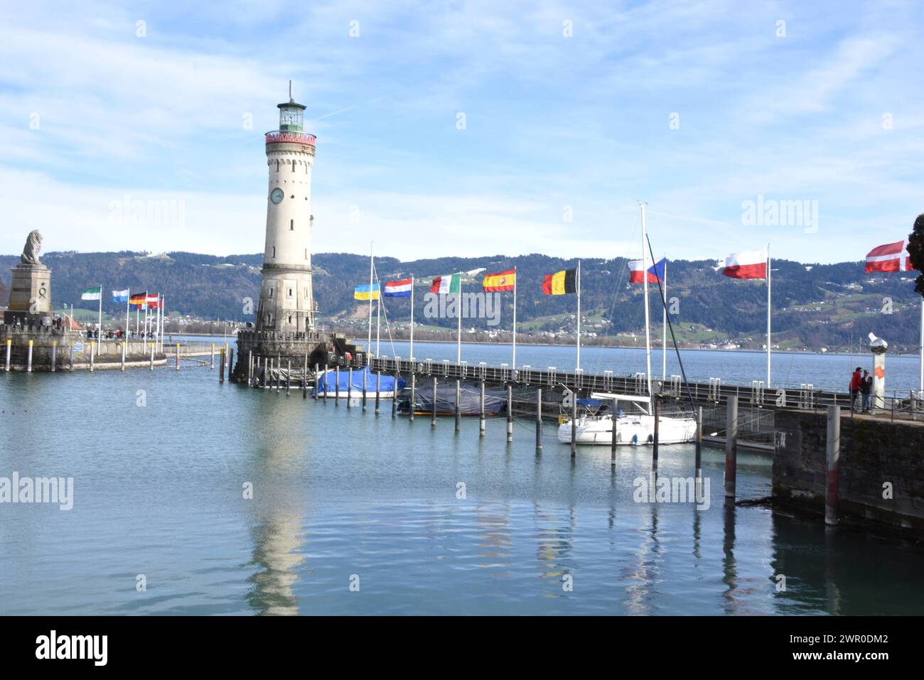 Bayerischer Loewe- Leuchtturm Internationale Fahnen Lindau Bodensee 09. ...