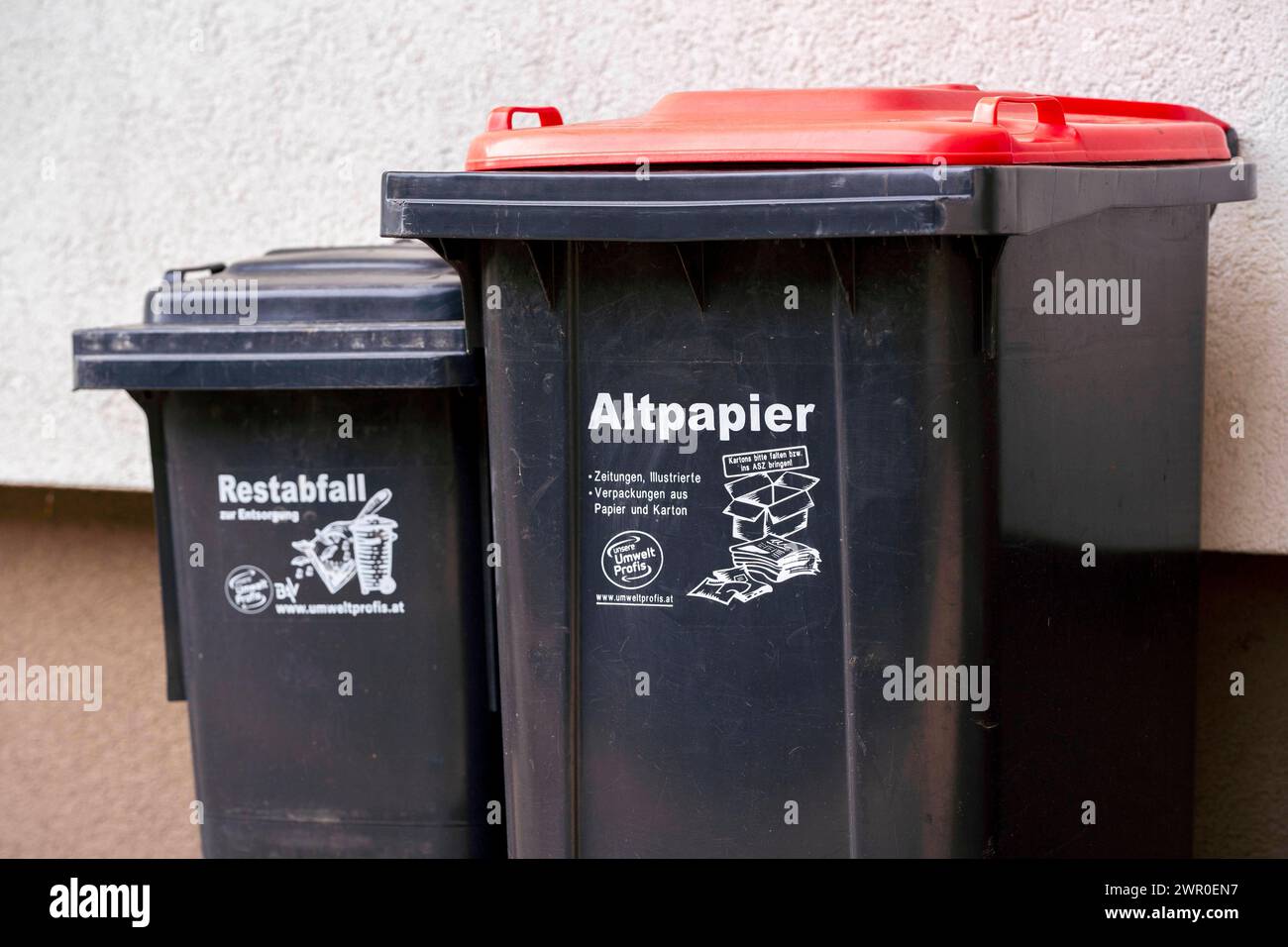 Themenbild einer Altpapier und Restabfall Mülltonne. *** Themed picture ...