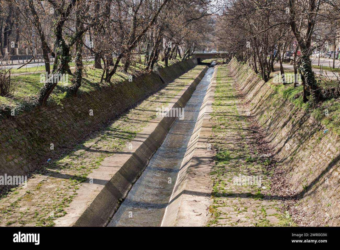 Bed of river canal passing through the city Stock Photo - Alamy