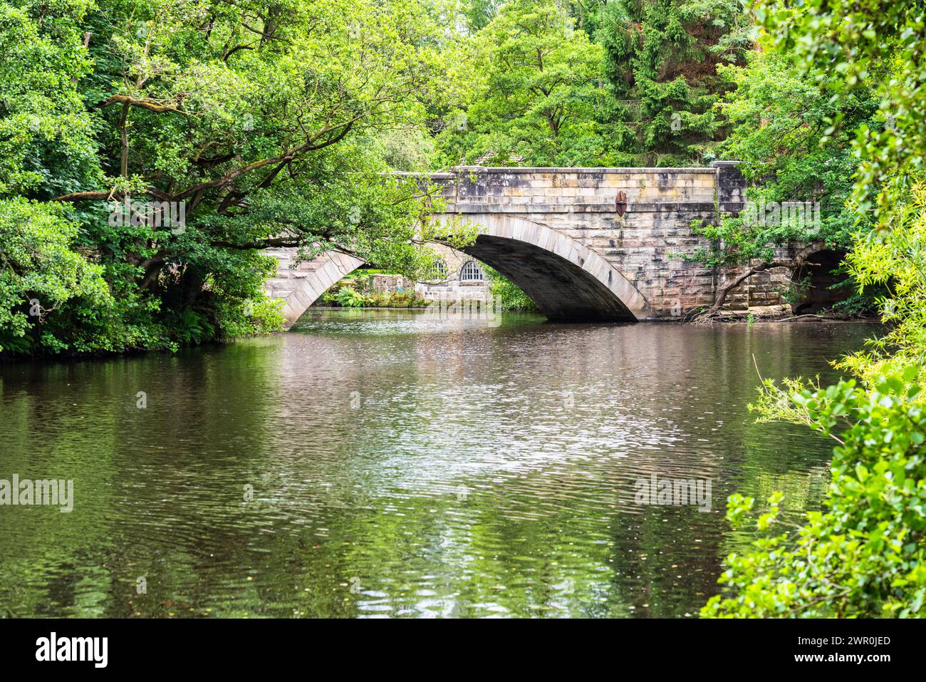 The River Derwent and Froggatt Bridge below Curbar Edge in the Peak ...