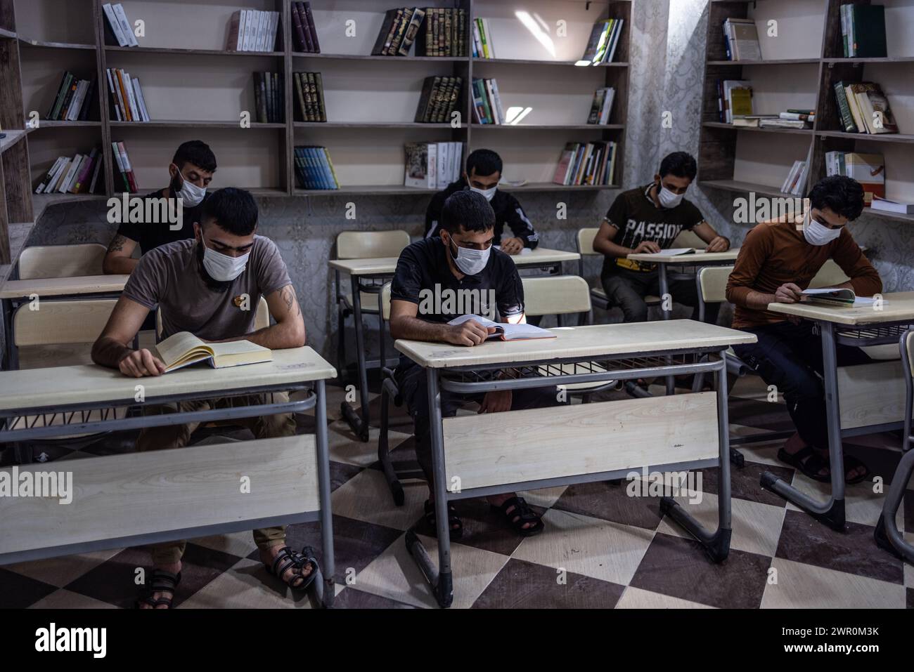 14 October 2023, Syria, Azaz: Prisoners sit in the library of the ...