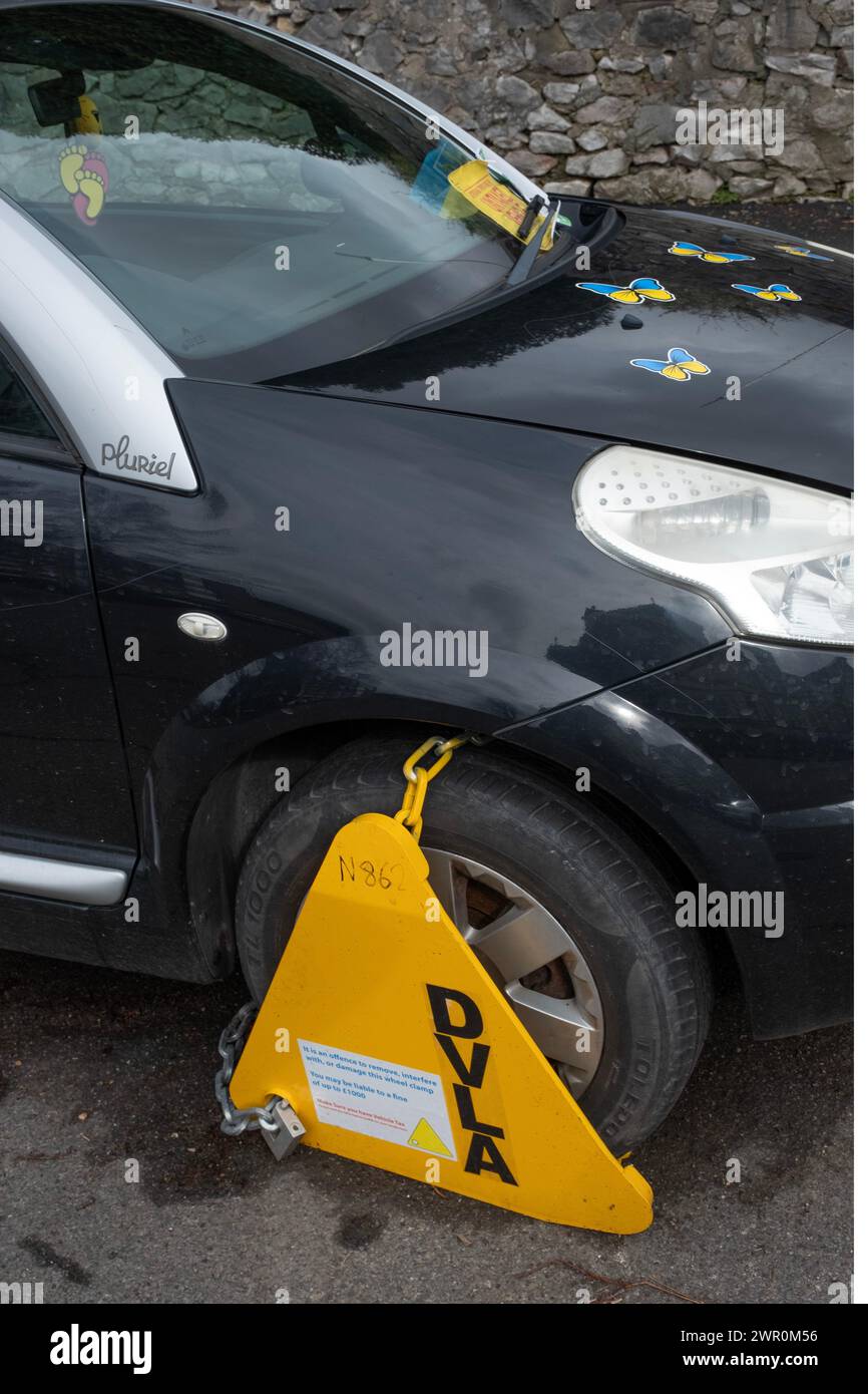 Untaxed vehicle dvla wheel clamp hi-res stock photography and images ...