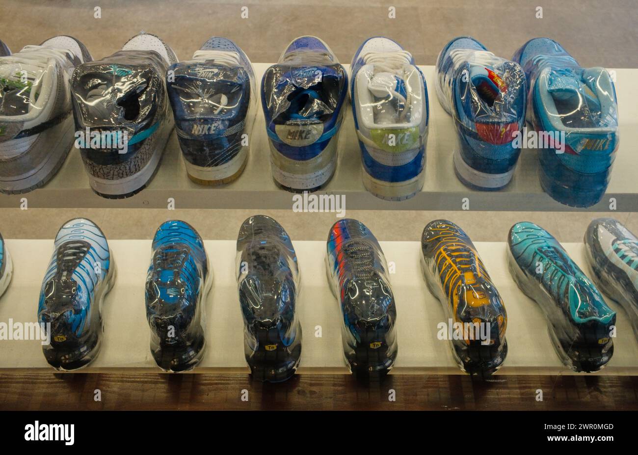 Shop window display shoes hi-res stock photography and images - Alamy