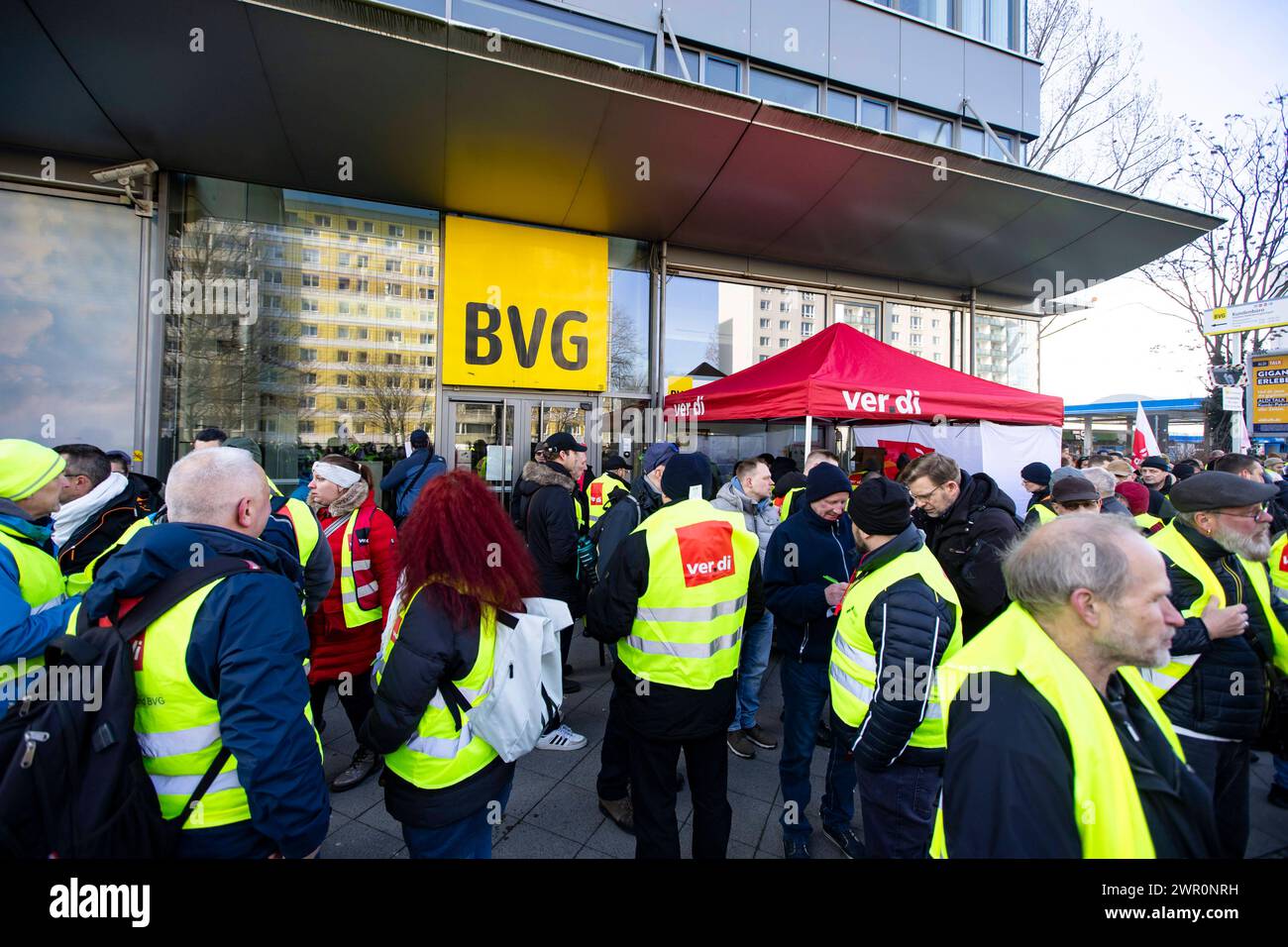 Streik vor der BVG Hauptverwaltung in der Holzmarktstrasse in Berlin am ...