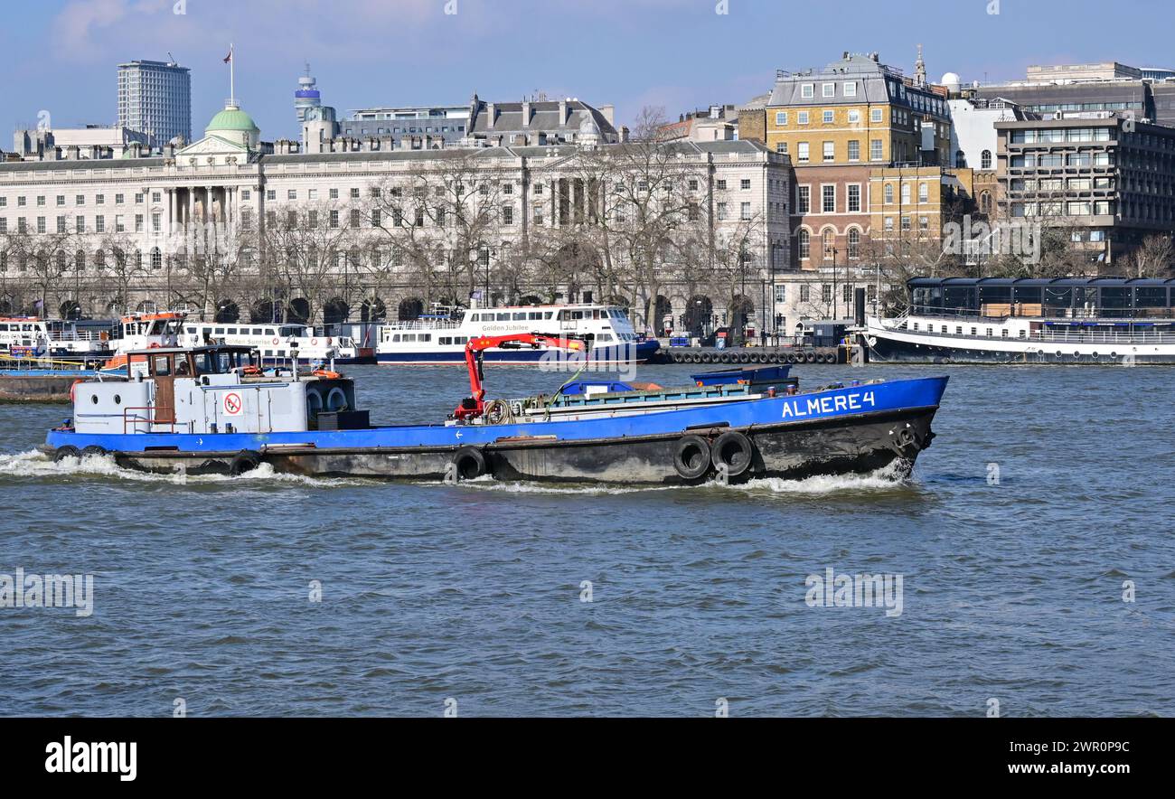Port Tender 'Almere 4' heads downstream at Blackfriars on the River ...