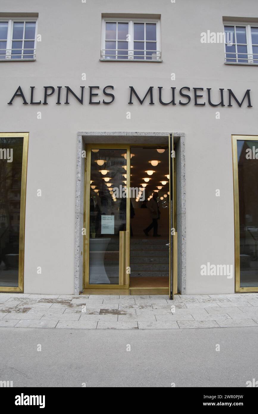 Eingang zum Alpines Museum Muenchen 10.03.2023 Praterinsel -das Alpinen ...