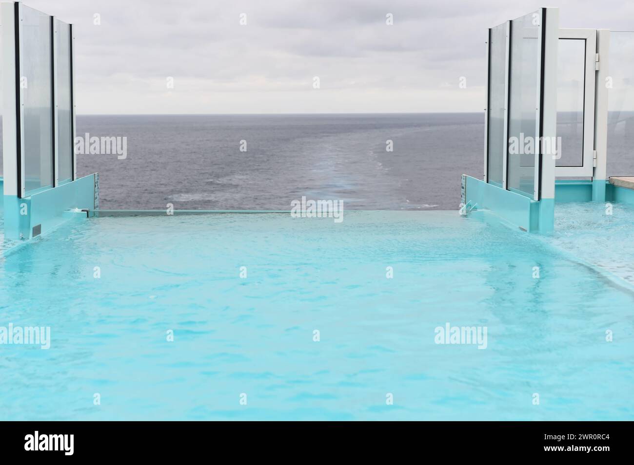 Infinity pool 2023 hi-res stock photography and images - Alamy