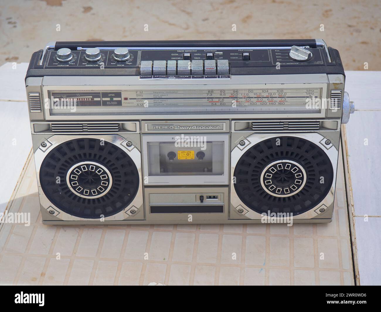 A retro radio on white countertop Stock Photo - Alamy