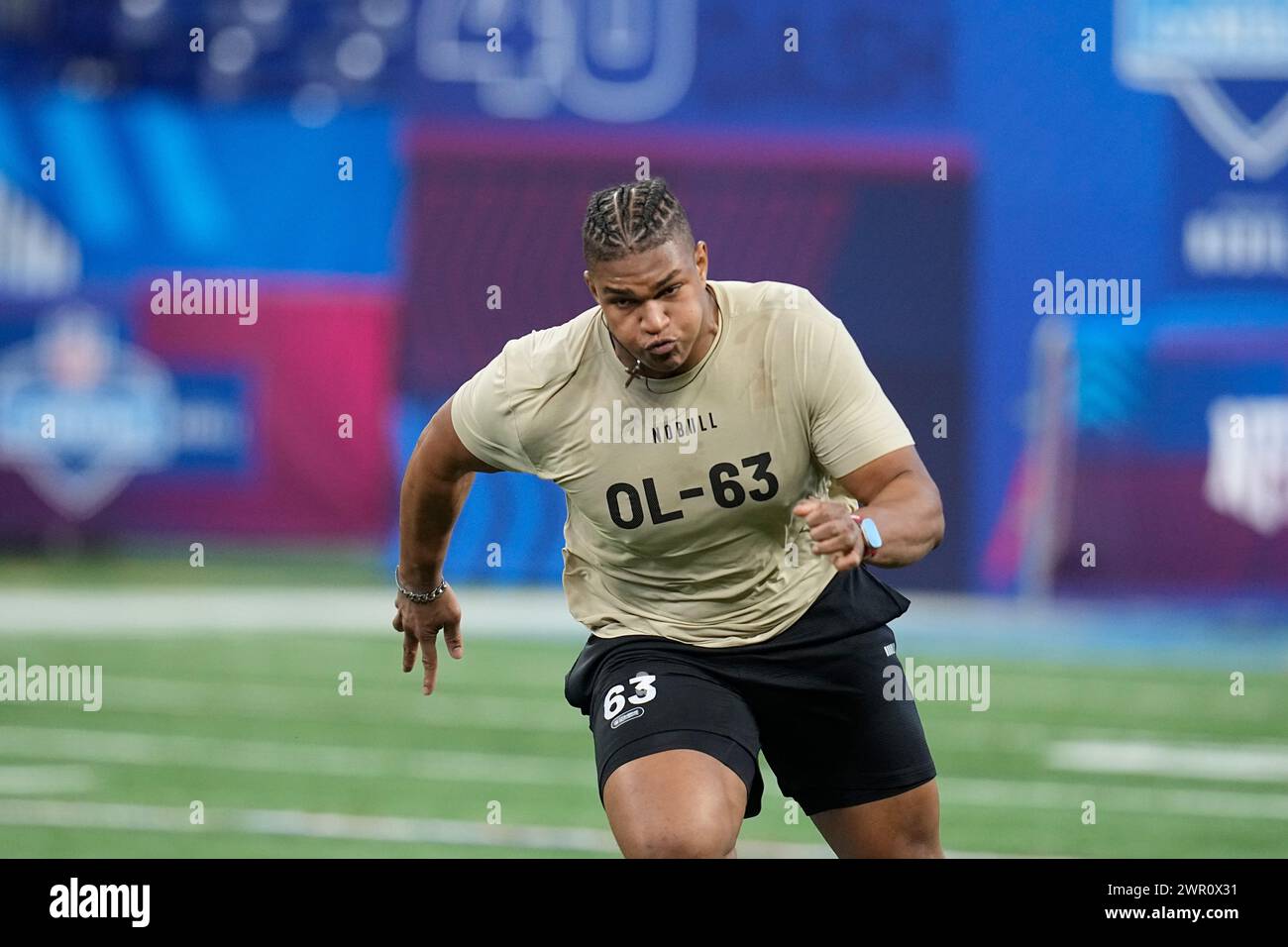 Oklahoma offensive lineman Walter Rouse runs a drill at the NFL ...
