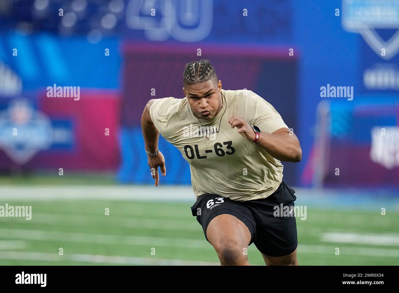 Oklahoma offensive lineman Walter Rouse runs a drill at the NFL ...