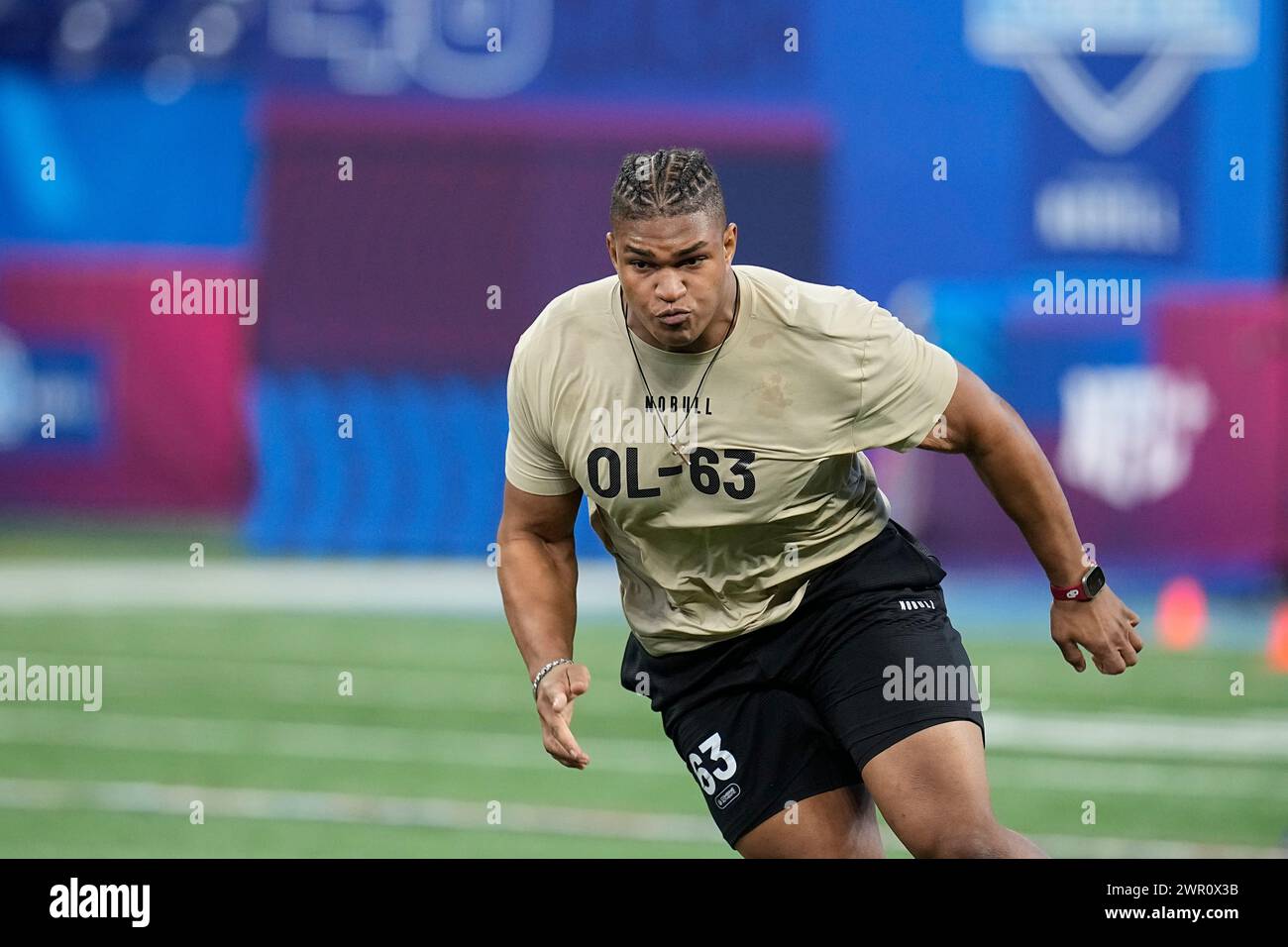 Oklahoma offensive lineman Walter Rouse runs a drill at the NFL ...