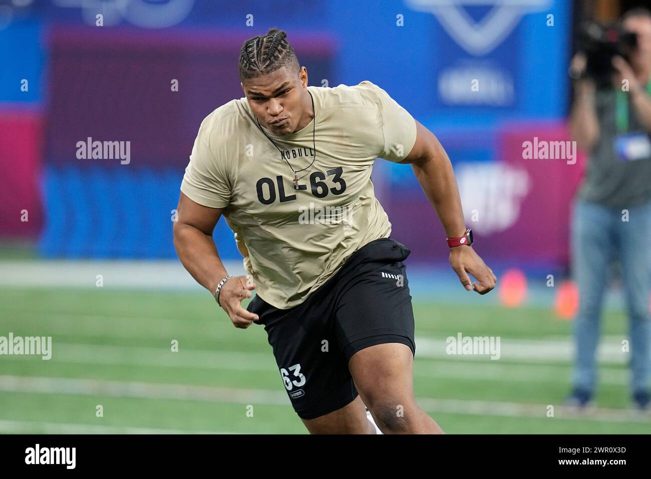 Oklahoma offensive lineman Walter Rouse runs a drill at the NFL ...