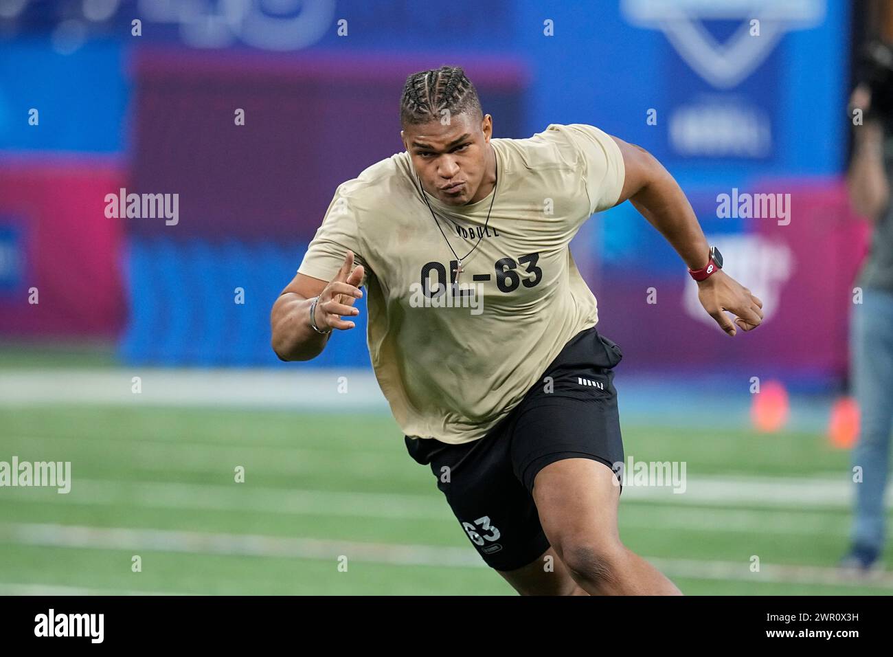 Oklahoma offensive lineman Walter Rouse runs a drill at the NFL ...
