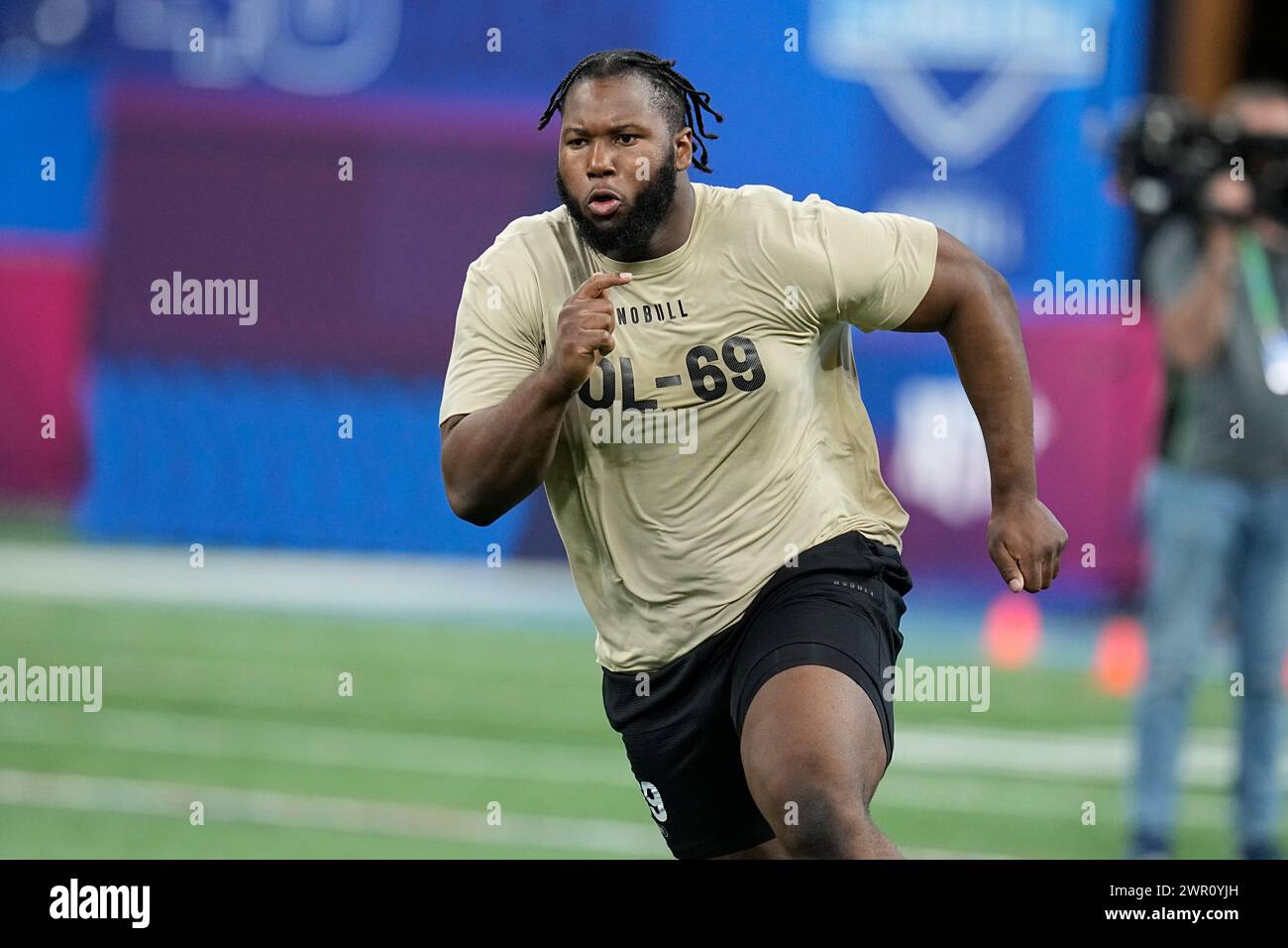Georgia offensive lineman Sedrick Van Pran-Granger runs a drill at the ...