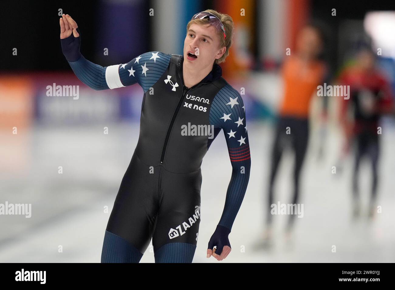 Jordan Stolz of the United States celebrates after winning the men's ...