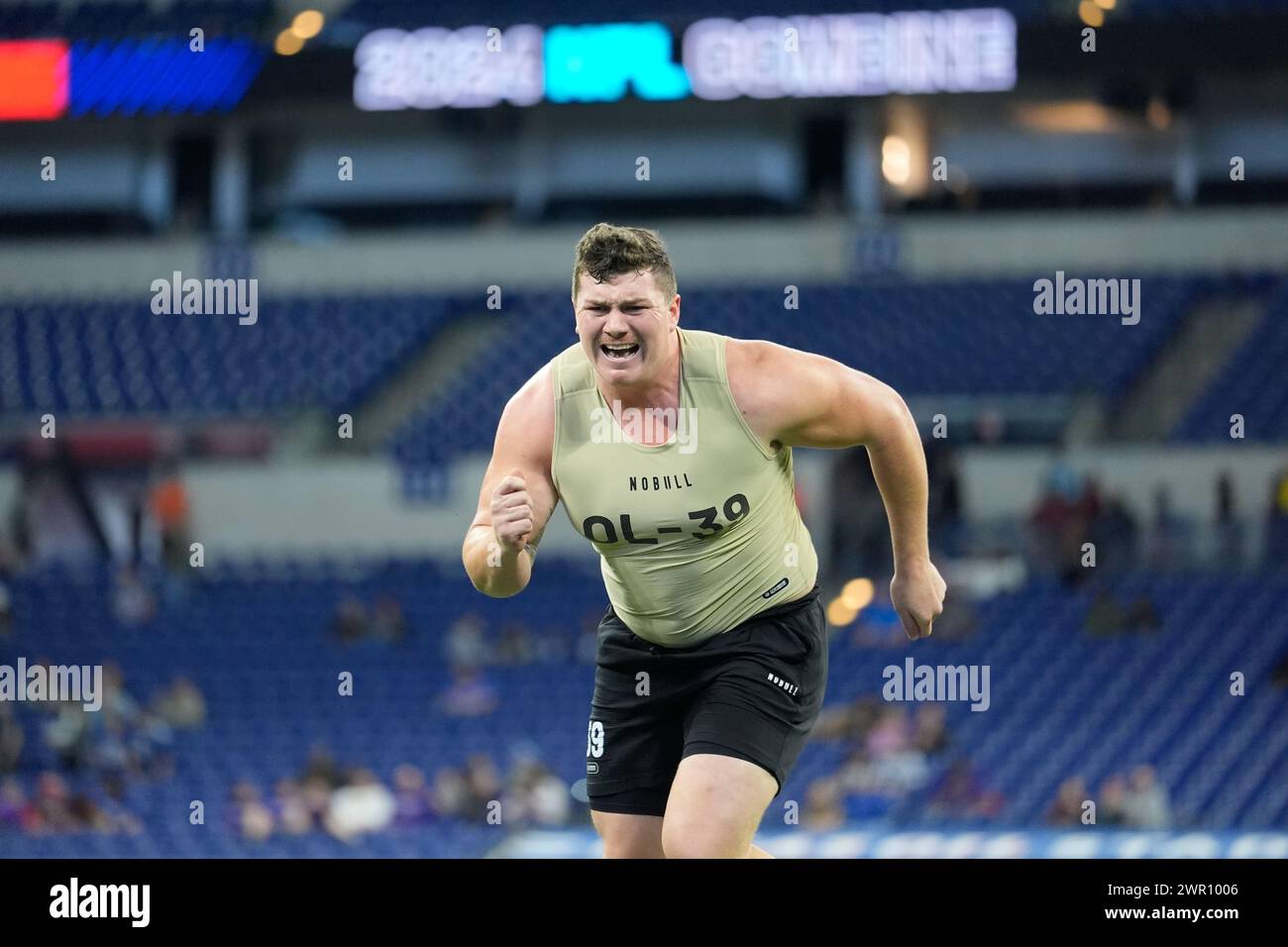 Southern California offensive lineman Jarrett Kingston runs a drill at ...