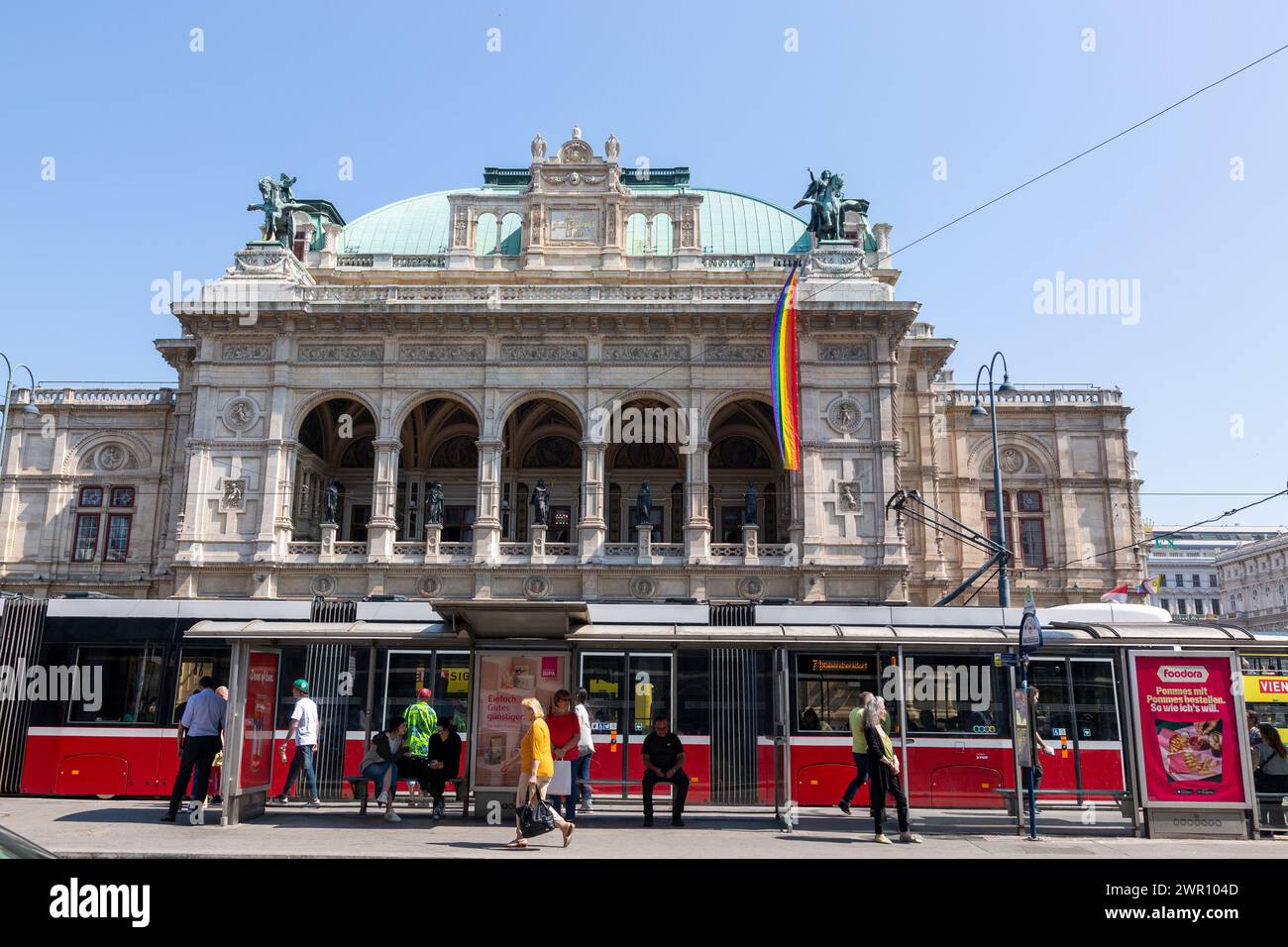 State opera building hi-res stock photography and images - Alamy