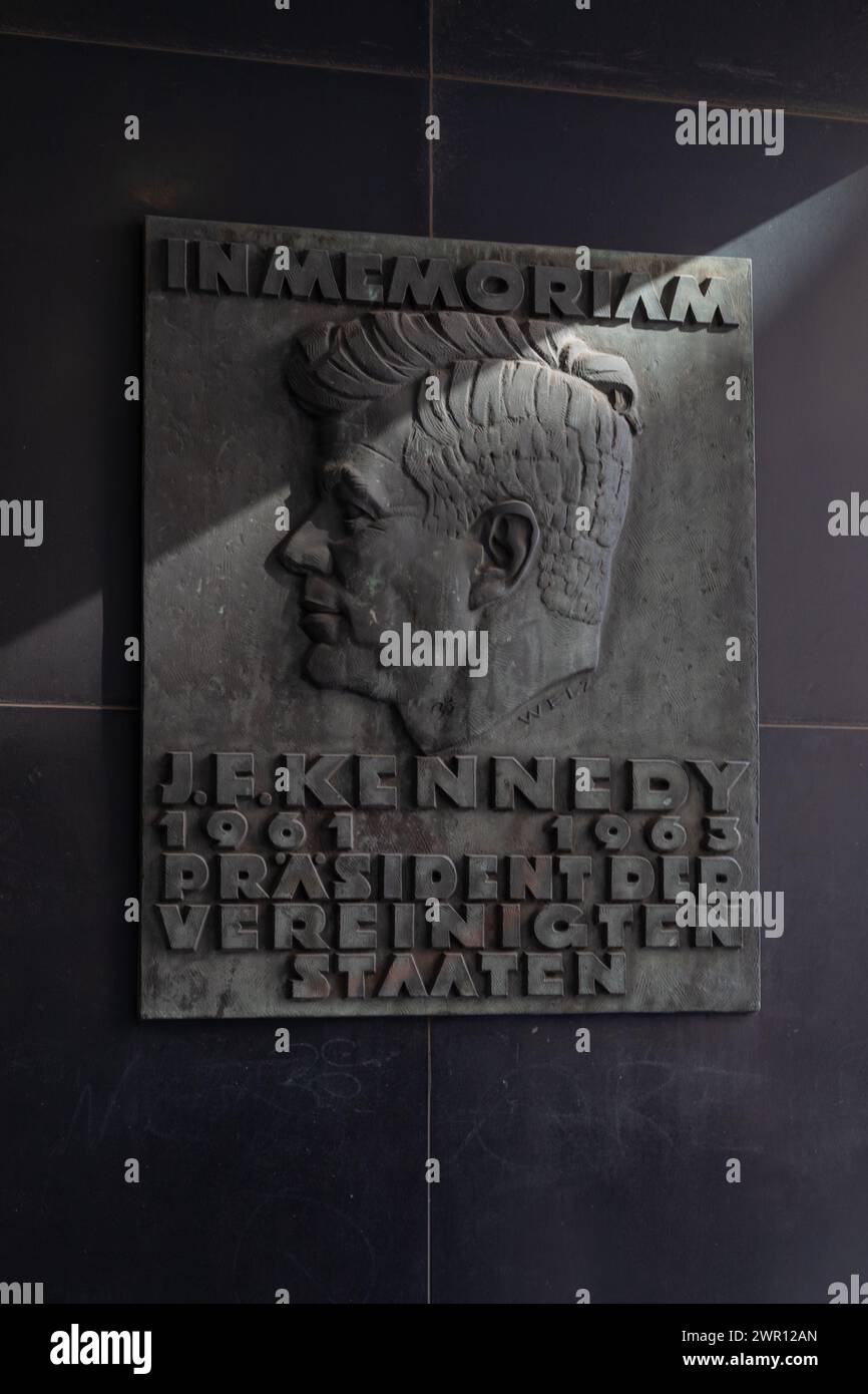 Jfk memorial plaque hi-res stock photography and images - Alamy
