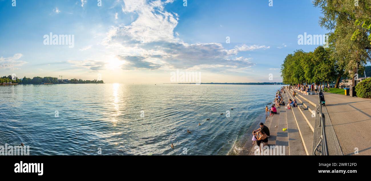 Bregenz: lake Bodensee (Lake Constance), promenade „Molo“, people ...