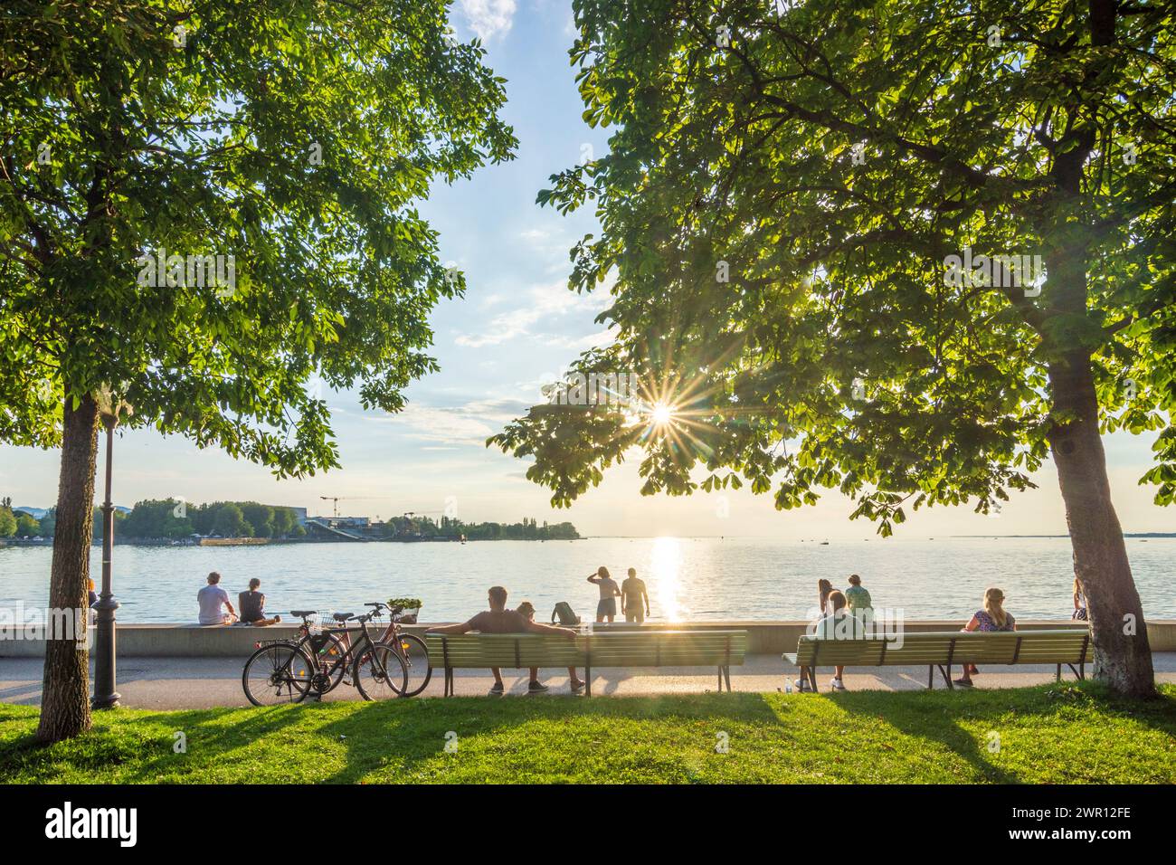 Bregenz: lake Bodensee (Lake Constance), promenade „Molo“, people ...