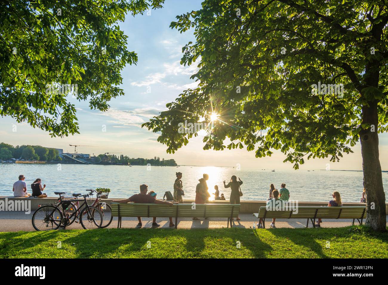 Bregenz: lake Bodensee (Lake Constance), promenade „Molo“, people ...