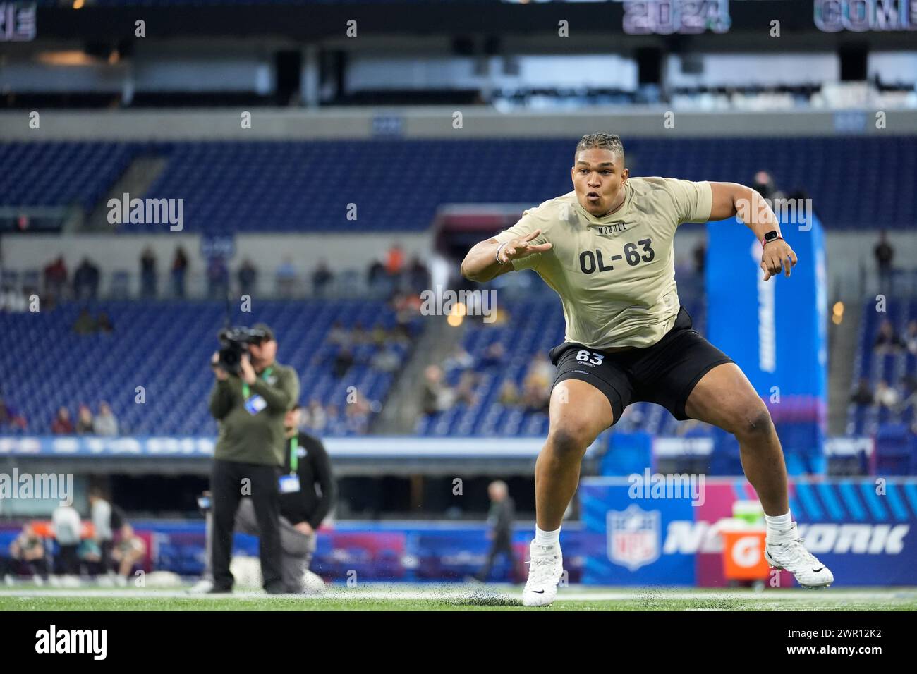 Oklahoma offensive lineman Walter Rouse runs a drill at the NFL ...