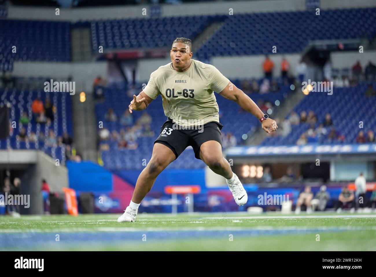 Oklahoma offensive lineman Walter Rouse runs a drill at the NFL ...