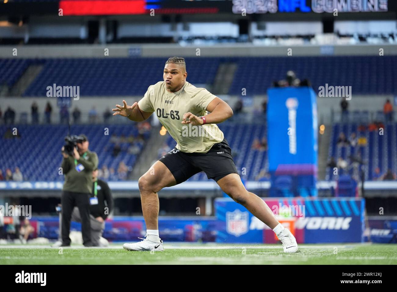 Oklahoma offensive lineman Walter Rouse runs a drill at the NFL ...