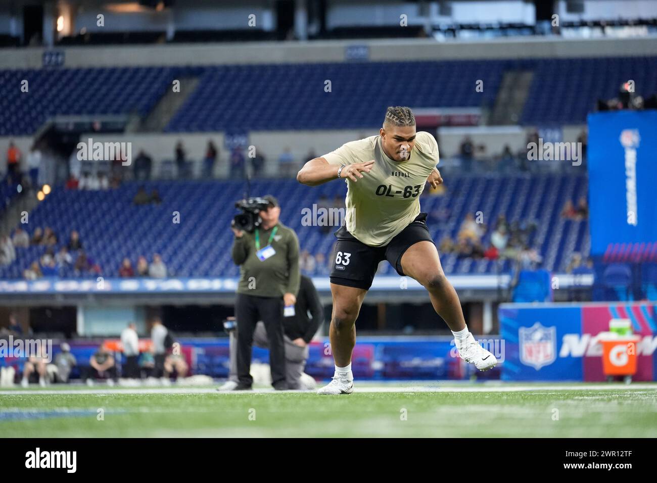 Oklahoma offensive lineman Walter Rouse runs a drill at the NFL ...